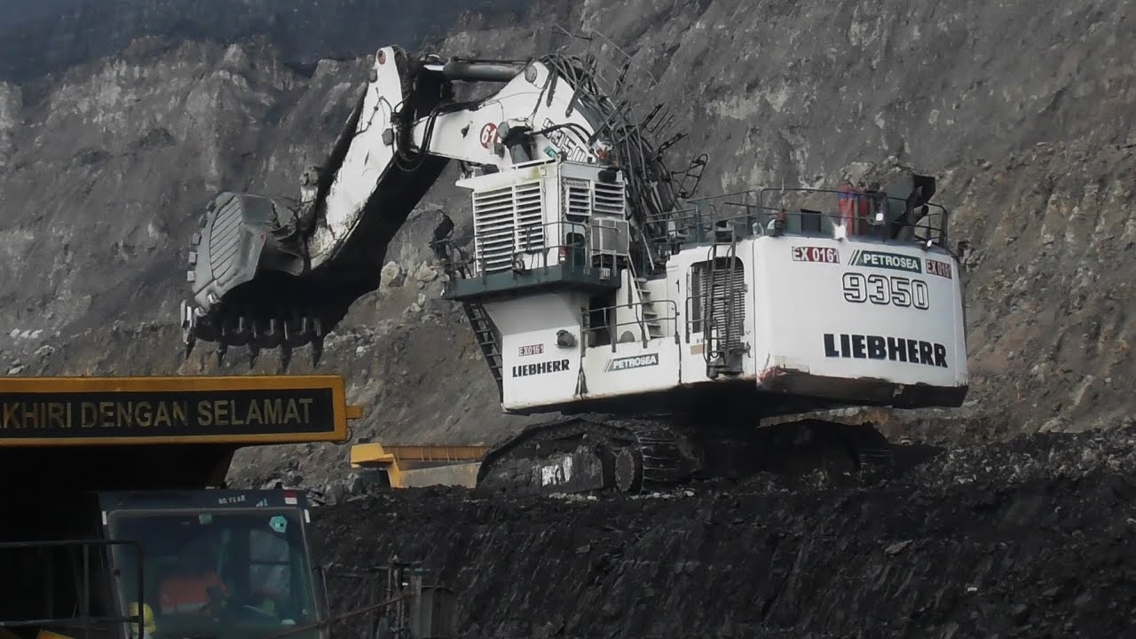 302-Ton Liebherr R9350 Excavator Working on a Cliff Edge! - YouTube
