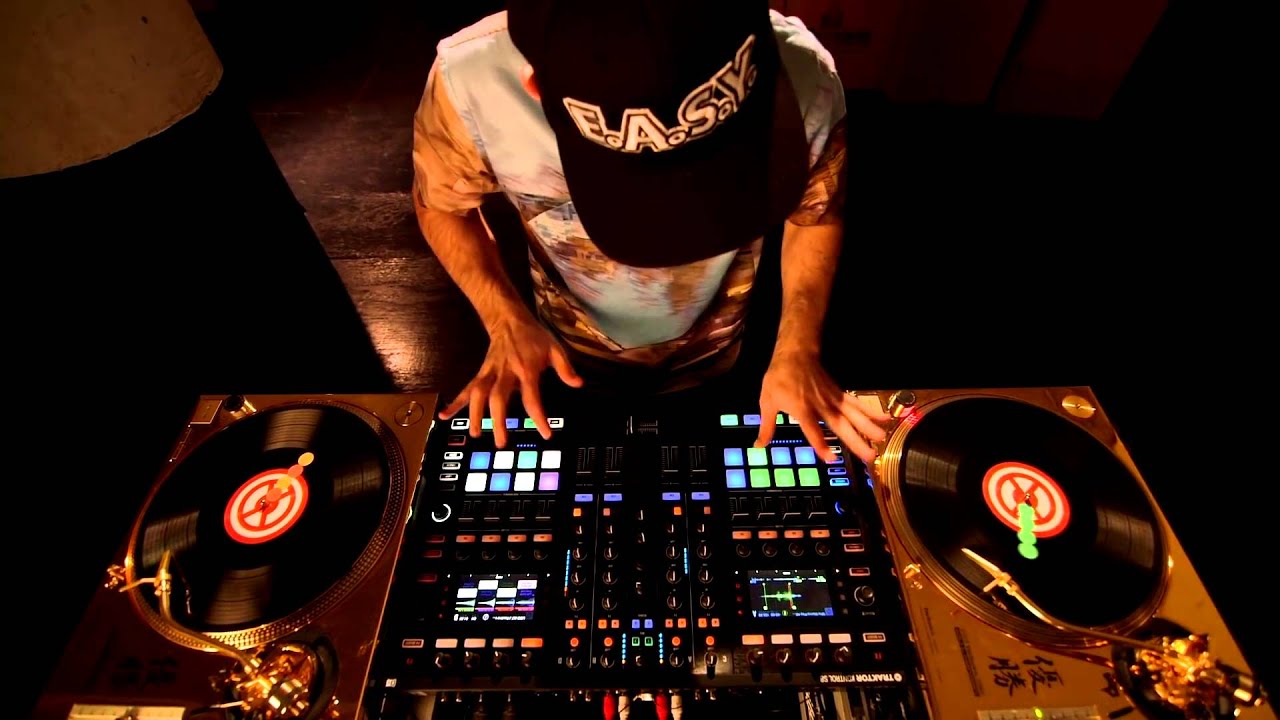 DJ Shiftee with Traktor Control S8 - YouTube