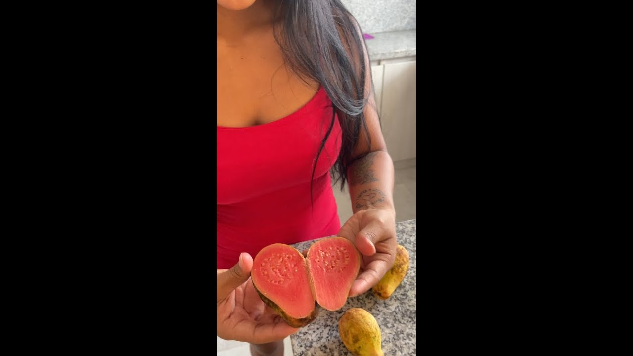 Tienes que ver esta fruta misteriosa - Karo Vargas - YouTube