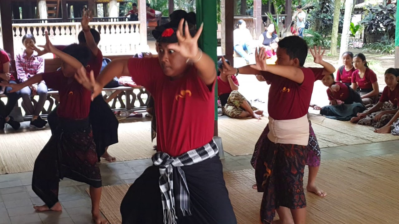 Latihan Tari Baris bag. 1 - Balinese Baris Dance Part 1 - YouTube