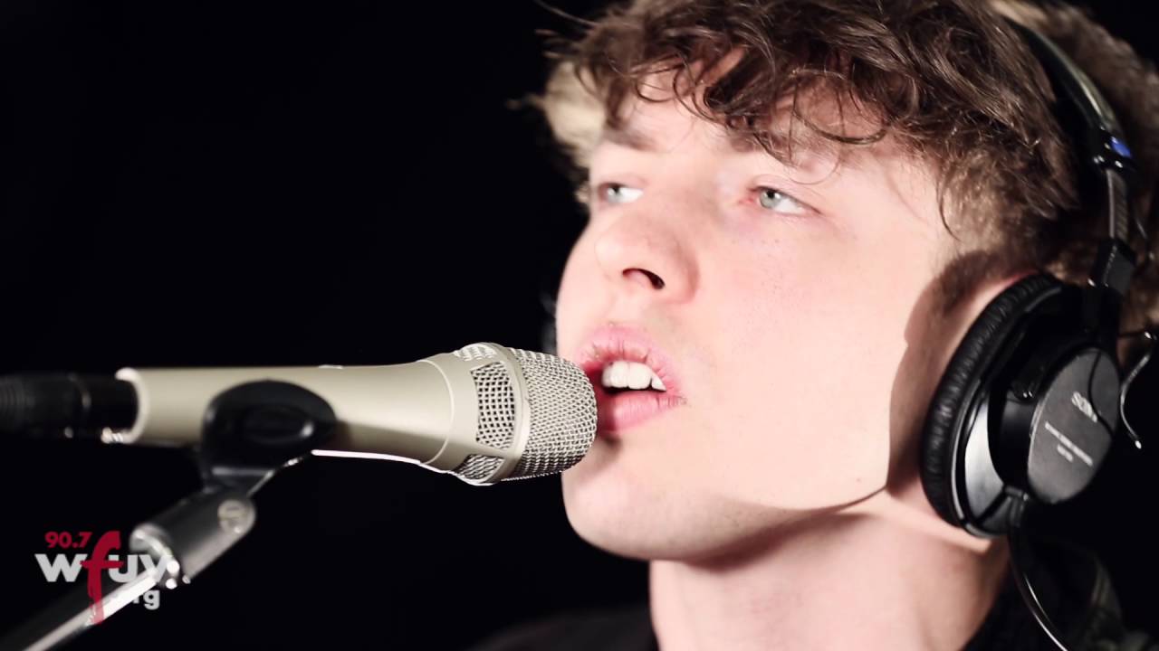 Barns Courtney - "Hands" (Live at WFUV) - YouTube