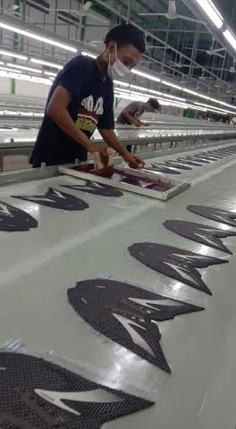 produksi sablon sepatu - YouTube