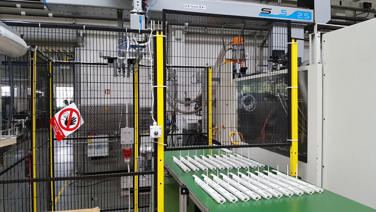 Injection moulding robot Sepro - YouTube