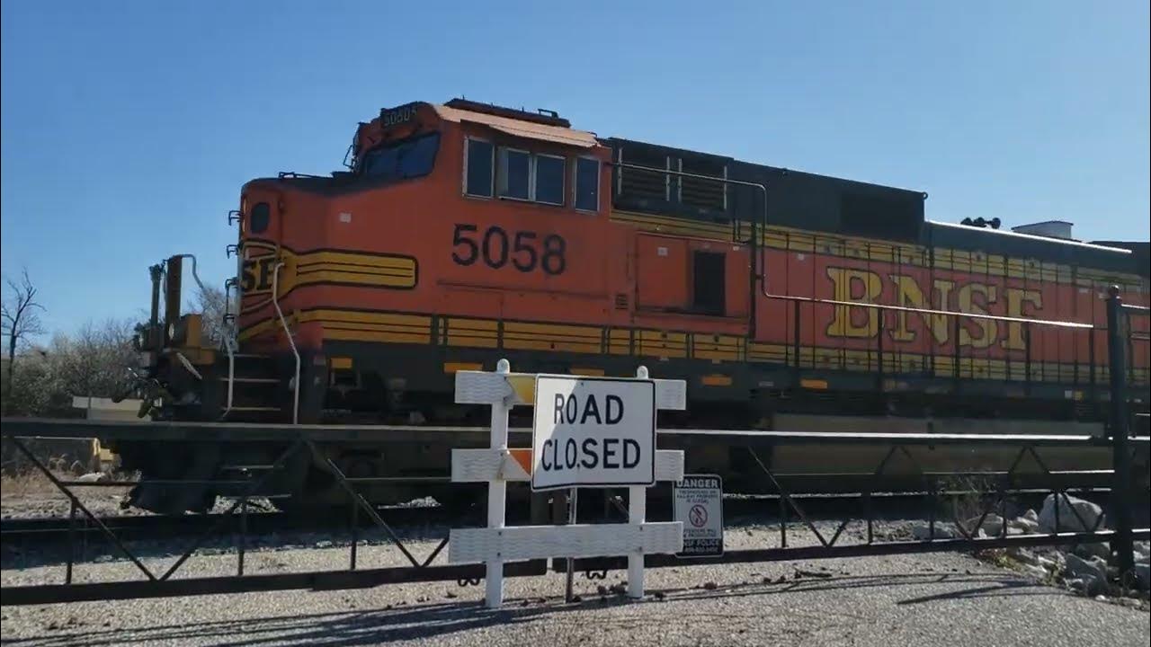 BNSF 5058 & 6262 Autorack Train - YouTube