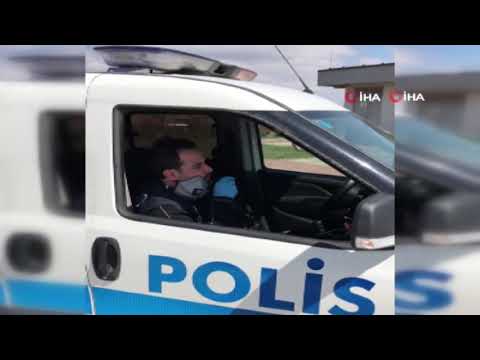 Polis memurundan şarkılı evde kal çağrısı