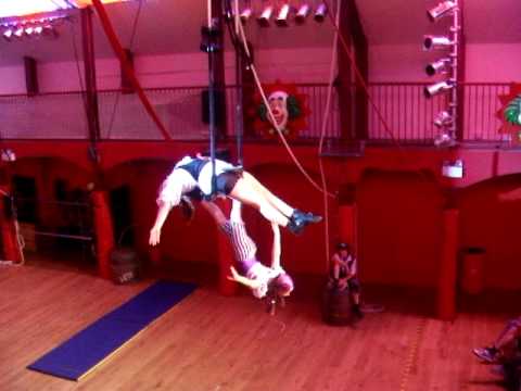 Wookey Hole Circus, Doubles Trapeze 20/06/10.AVI - YouTube