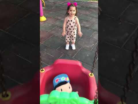Pepee salıncakta sallanıyor