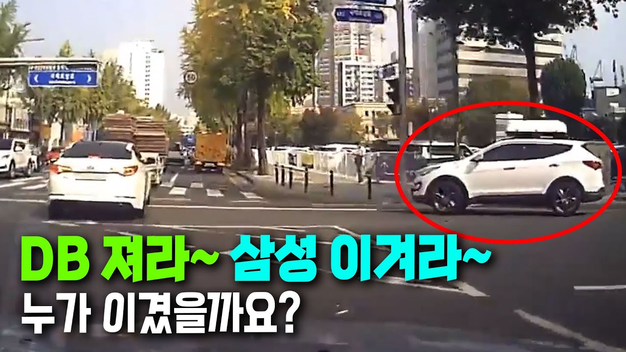 21879회 신호에 따라 교차로 통과하던 블박차 그리고 우회전하며 합류하던 상대차의 사고 누가 이겼을까요 Youtube