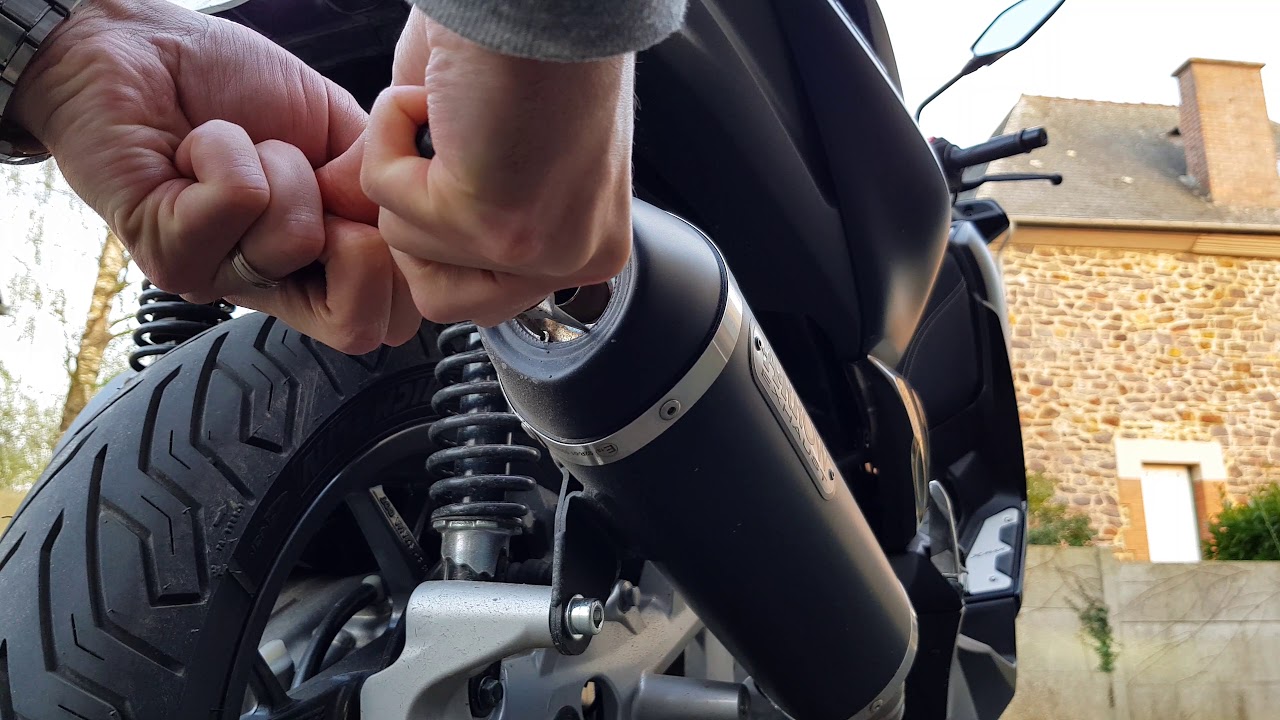 Arrow exhaust Yamaha Xmax 125 - YouTube