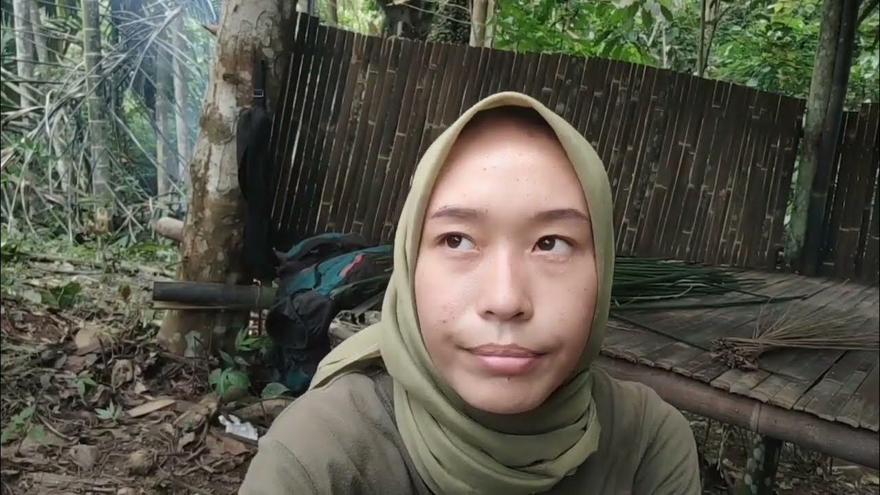 bersihkan sarang ular kobra disekitar rumah pohon hutan bersama sahabat - YouTube