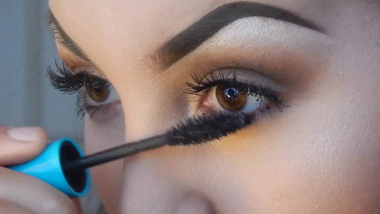 How To Apply False Lashes | Alexa Wescott - YouTube