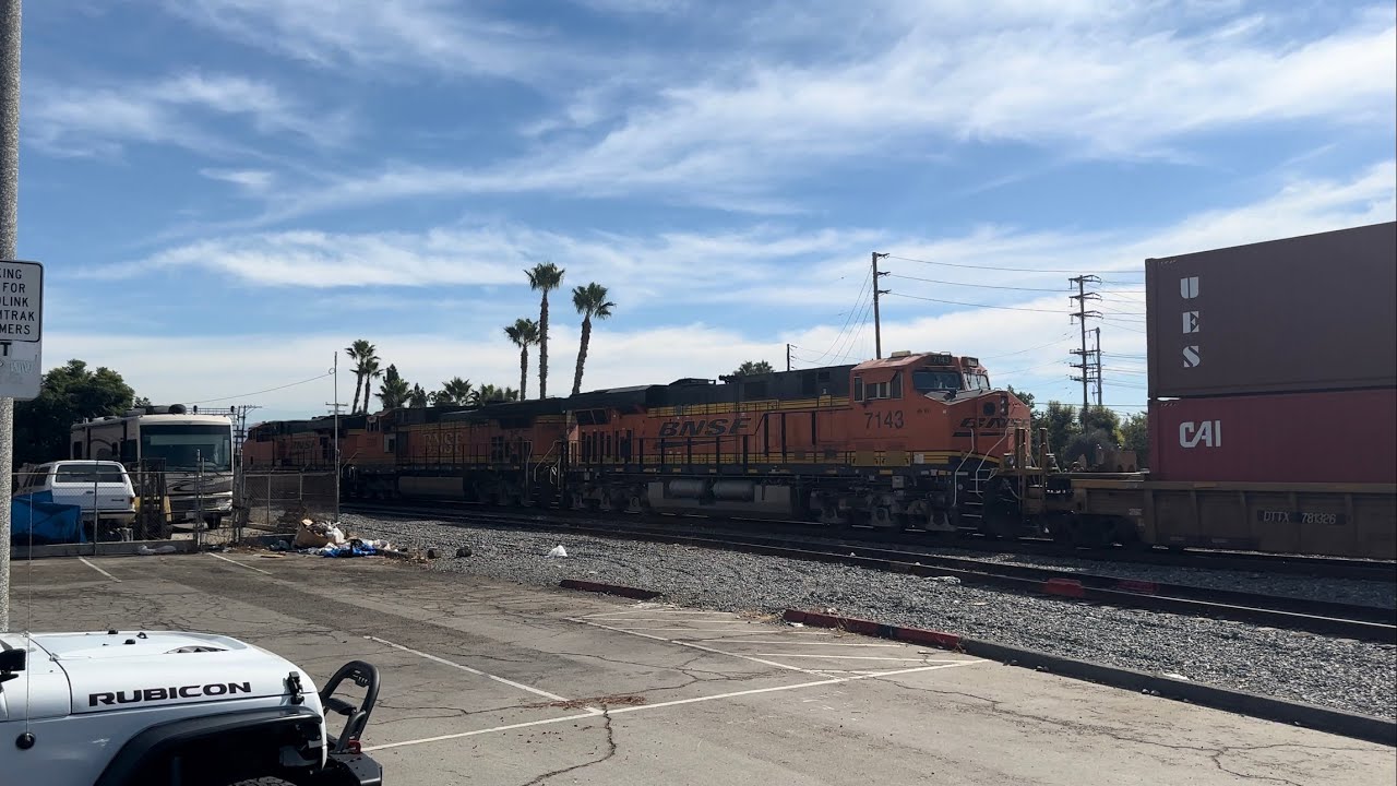 BNSF 6231 ES44AC leading, new ES44C4 in the middle at Fullerton station (part 95) - YouTube