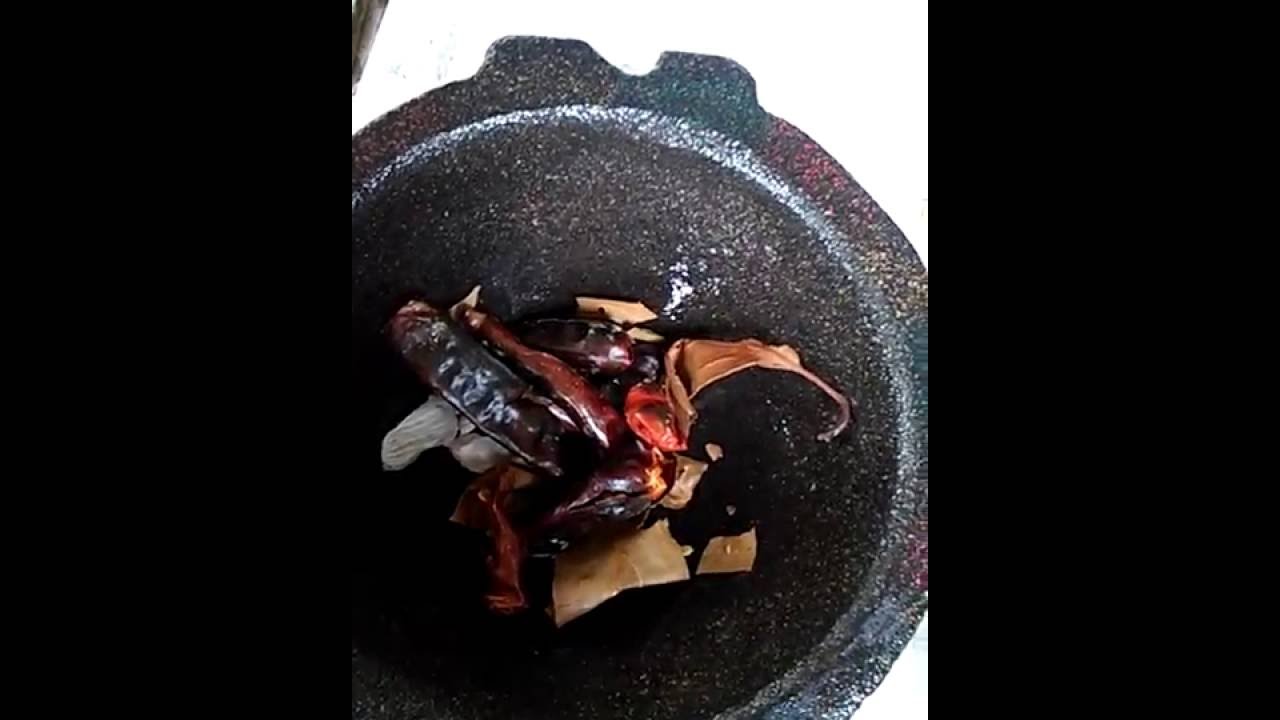 salsa de chicatanas - YouTube