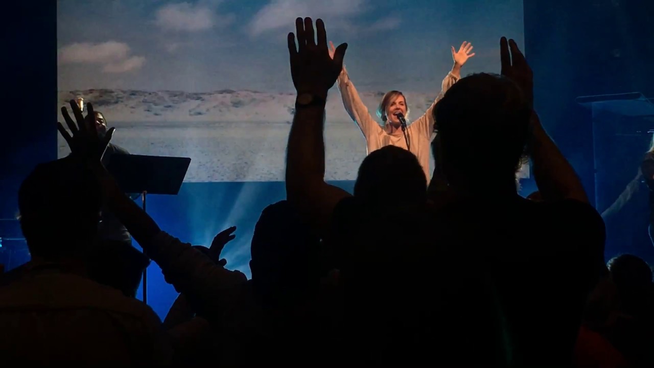 Bethel Music - I Am No Victim - Kristine DiMarco - YouTube