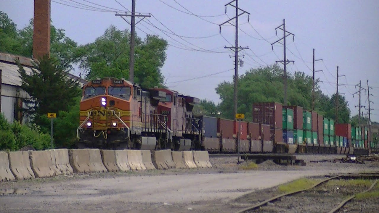 Canadian Pacific unit on BNSF container train - YouTube