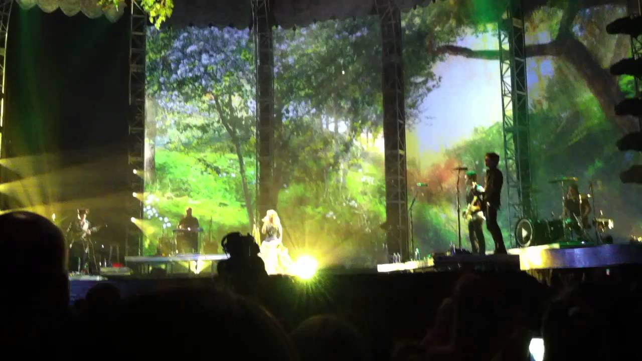 Carrie Underwood crazy stage setup/transition @ pdx rose garden - YouTube