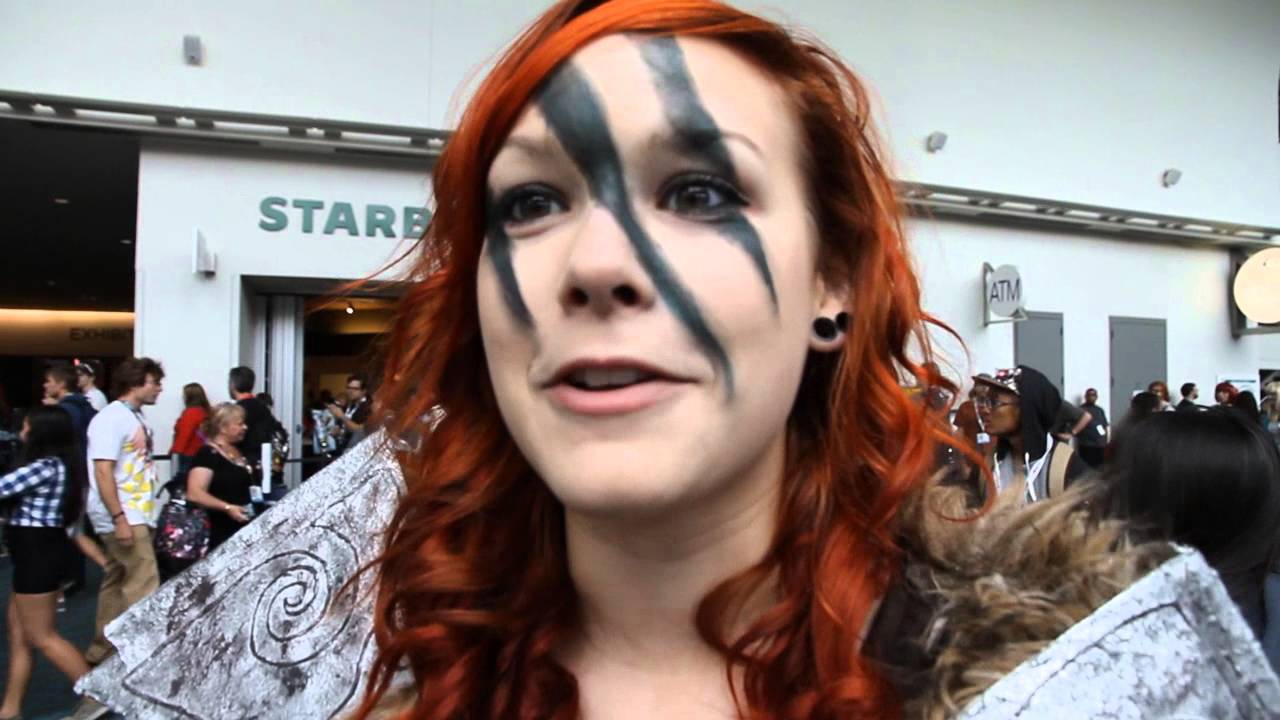 Woman Costumes Comic-con - YouTube