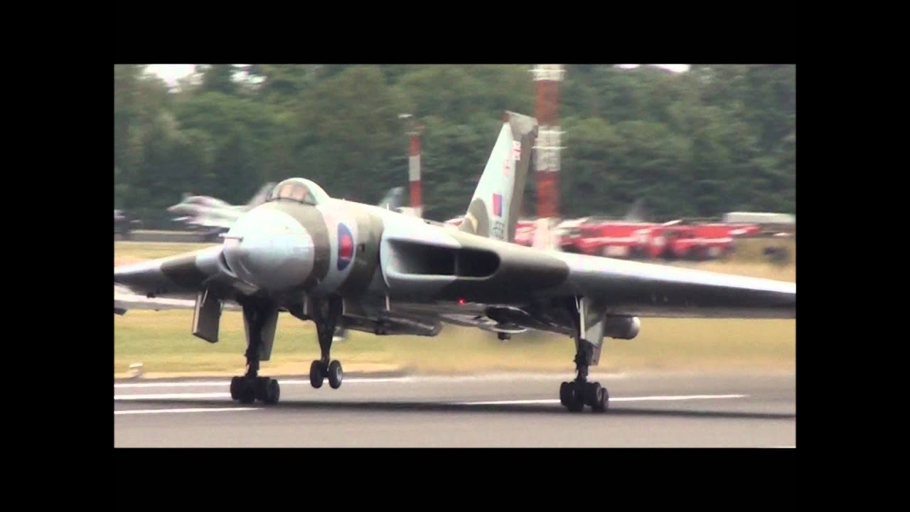 Vulcan XH558 on Scramble at Fairford - YouTube