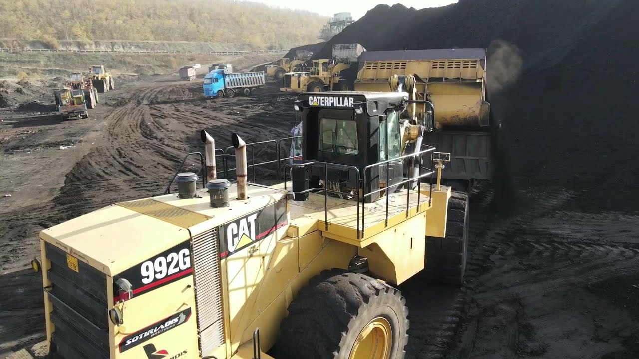 Huge Caterpillar 992G And Two Caterpillar 990 Wheel Loaders Loading ...