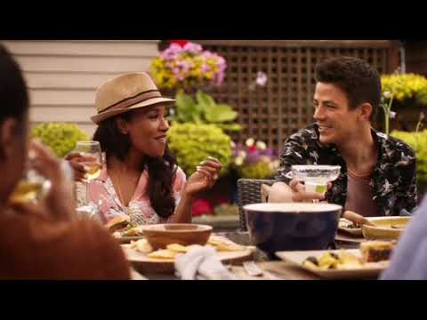 El Team Flash disfruta de una comida - YouTube