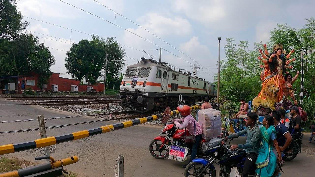 Dangerous Stormy Rajdhani + shatabdi Express Furiously Honking Skip At ...