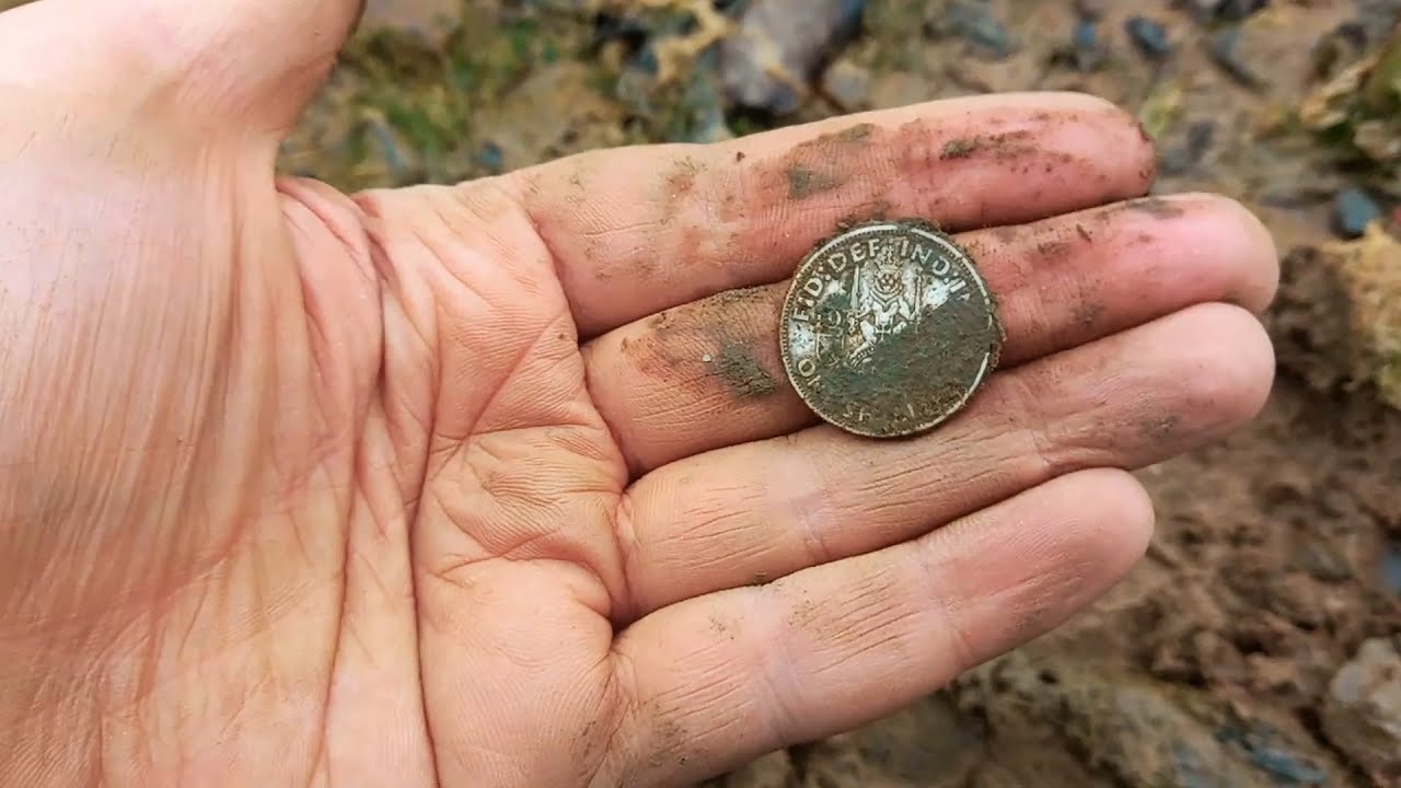 Some great finds metal detecting in the mud! - YouTube