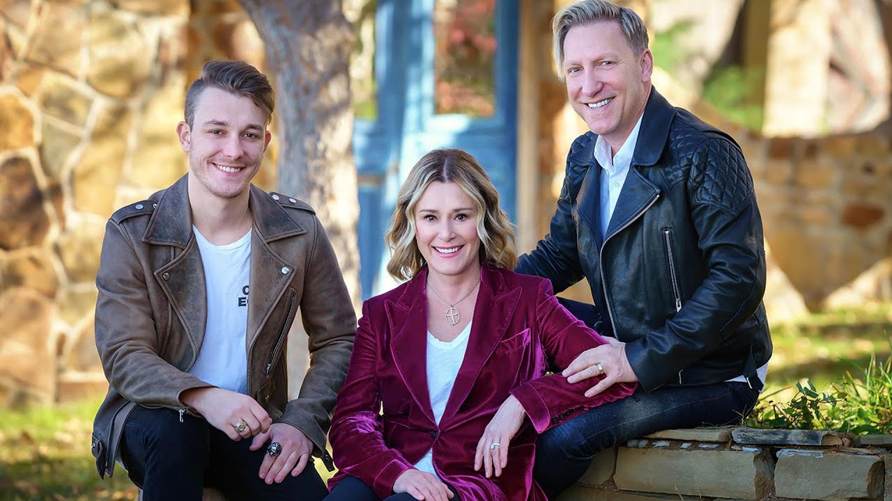 Sheila Walsh to Young Girls, "Your Presence Pleases God" - YouTube