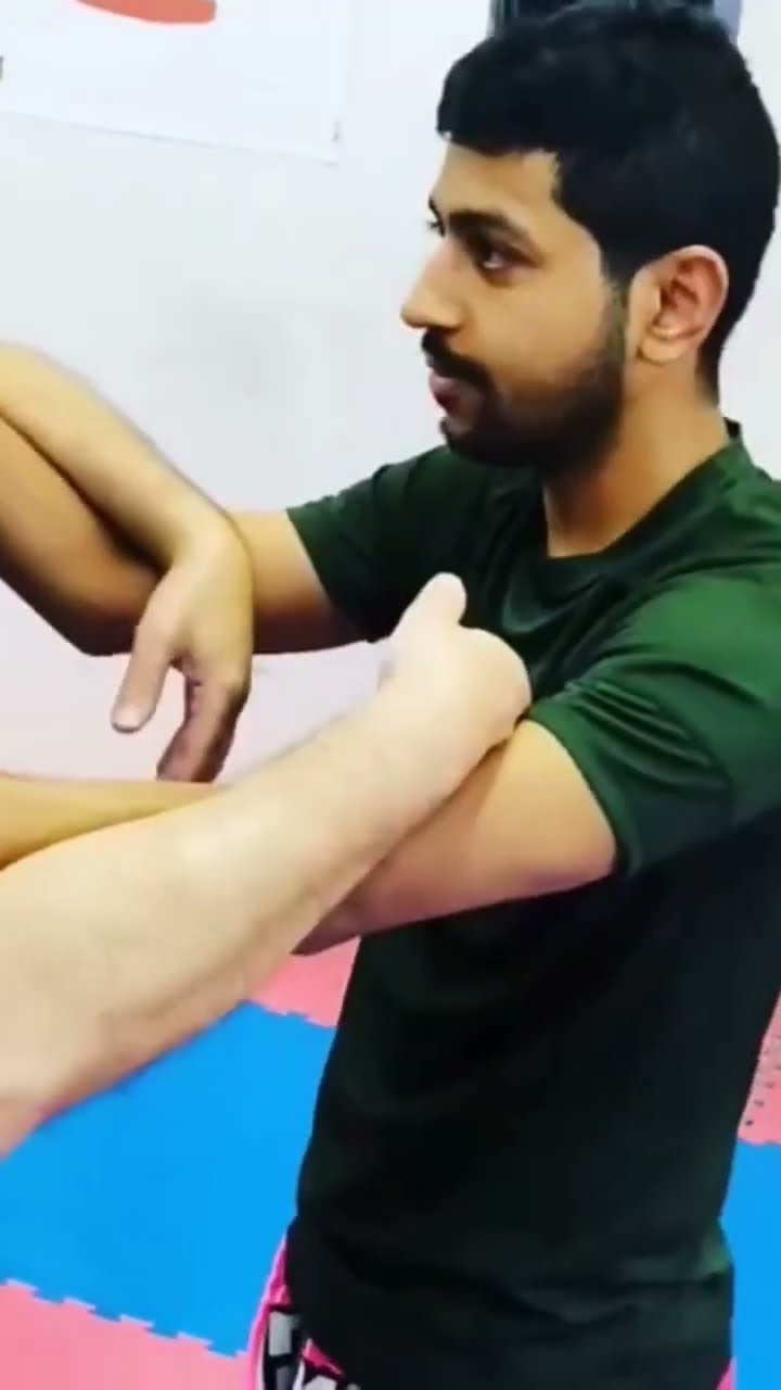 Teaching the basic 'inside outside' hand positions in the Muaythai ...