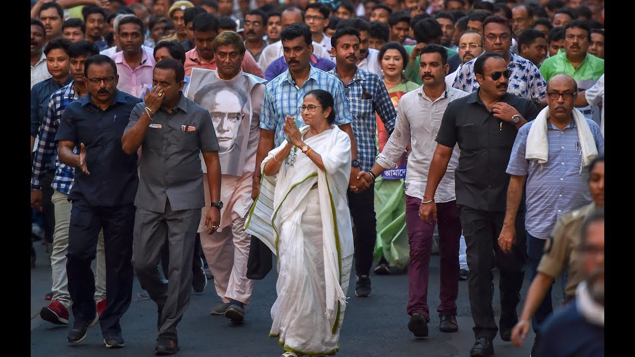 Mamata Banerjee Holds Roadshow in Kolkata - YouTube