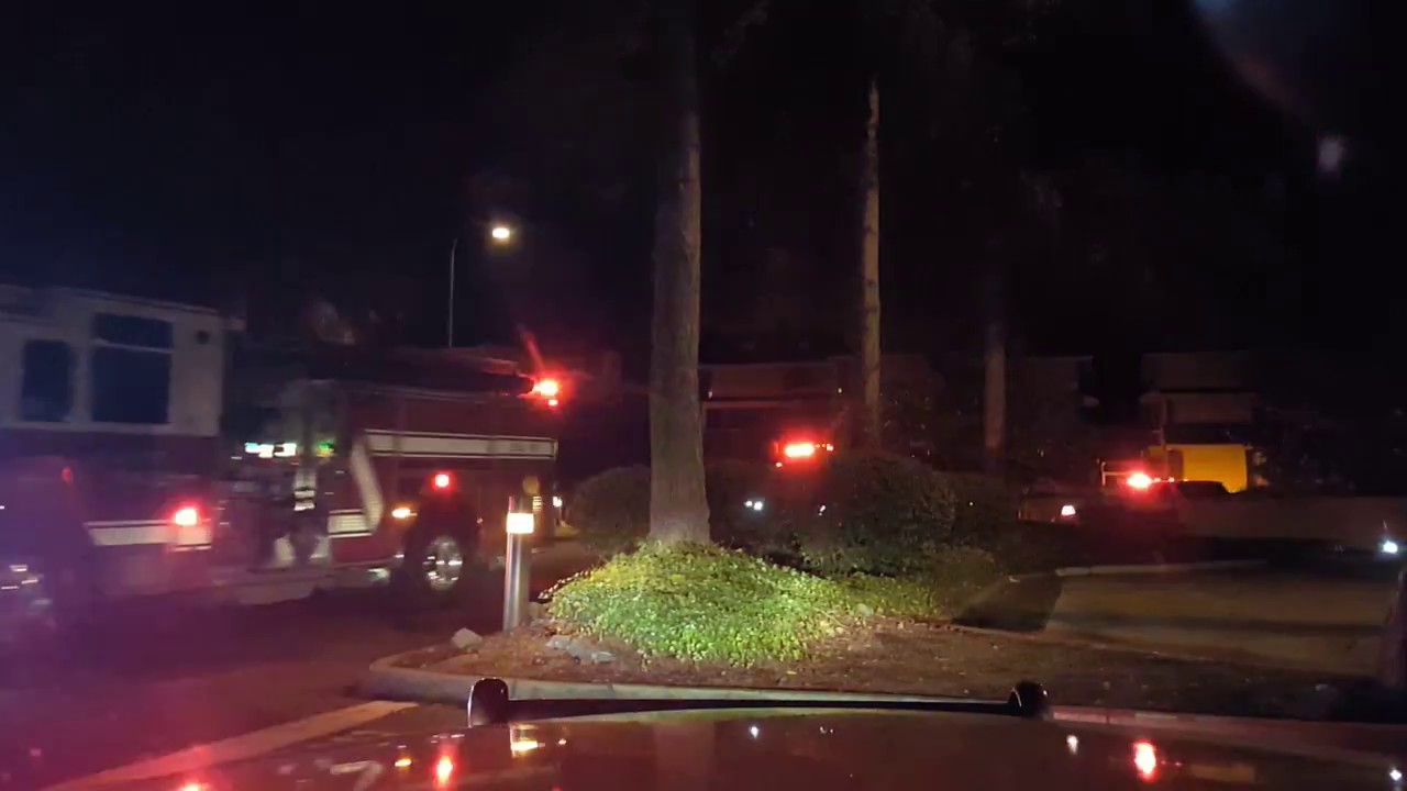 Bellevue Fire Engine 1 Aid 1 Battalion 1 Arriving on Scene AFA - YouTube