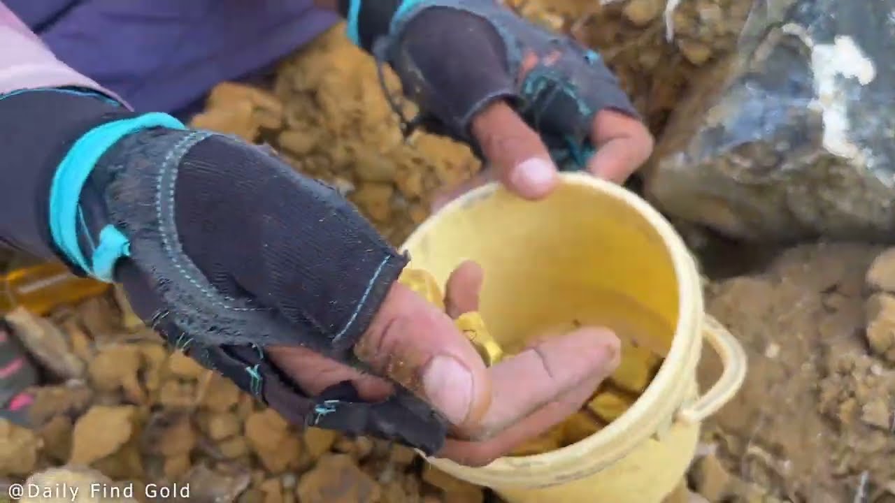 Wow!! top videos finding gold! found a lot of gold under stone on top ...