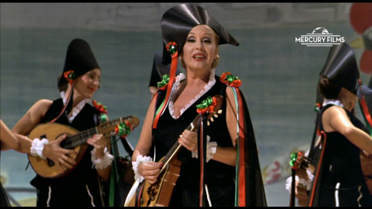 Fedra Lorente canta "La estudiantina portuguesa" en HOTEL DANUBIO - YouTube