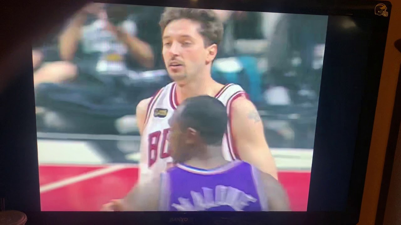 Bulls Triangle Offense - YouTube