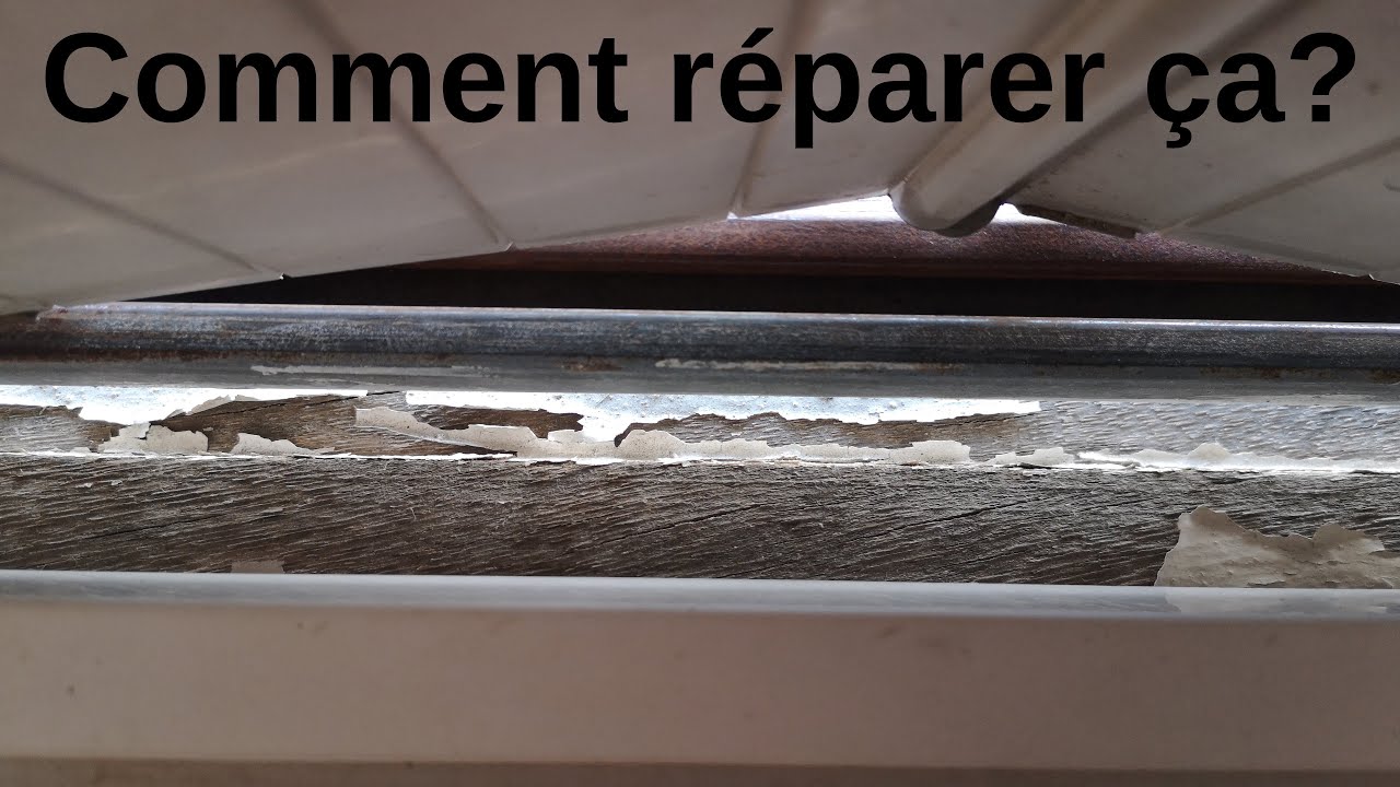 Pose d'une corniche PVC blanche imperméable sur un rebord de fenêtre en ...