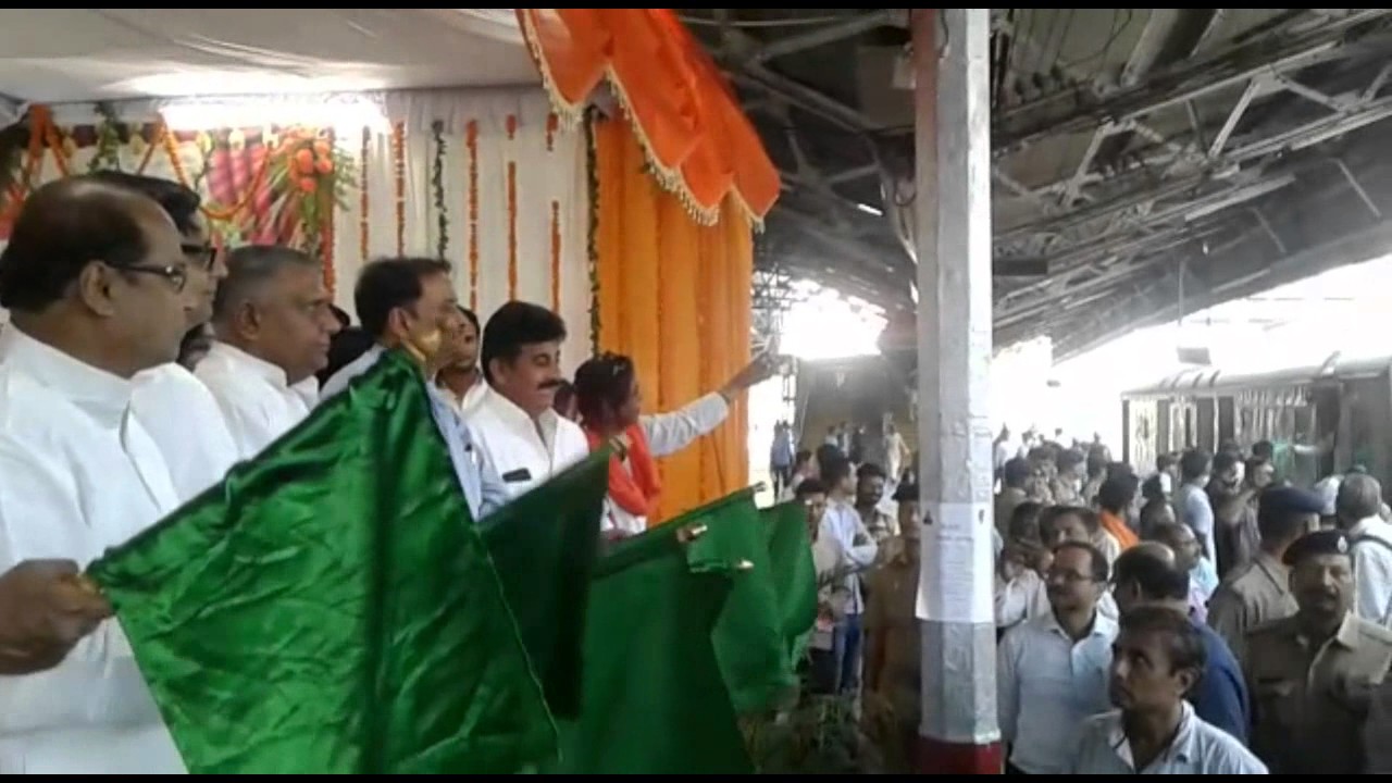 Kanpur people get new full AC train to Mumbai - YouTube