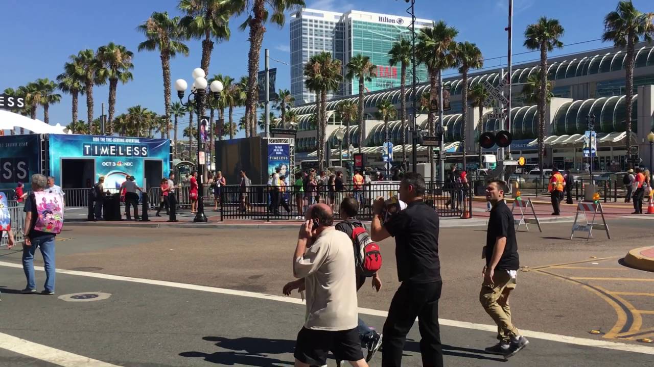 Comic Con 2016 - Massive crowds outside San Diego Convention Center for ...