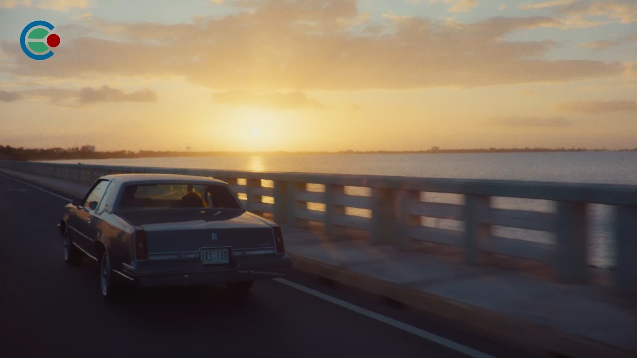 BAD BUNNY - LA MuDANZA (Video Oficial) | DeBÍ TiRAR MáS FOToS - YouTube