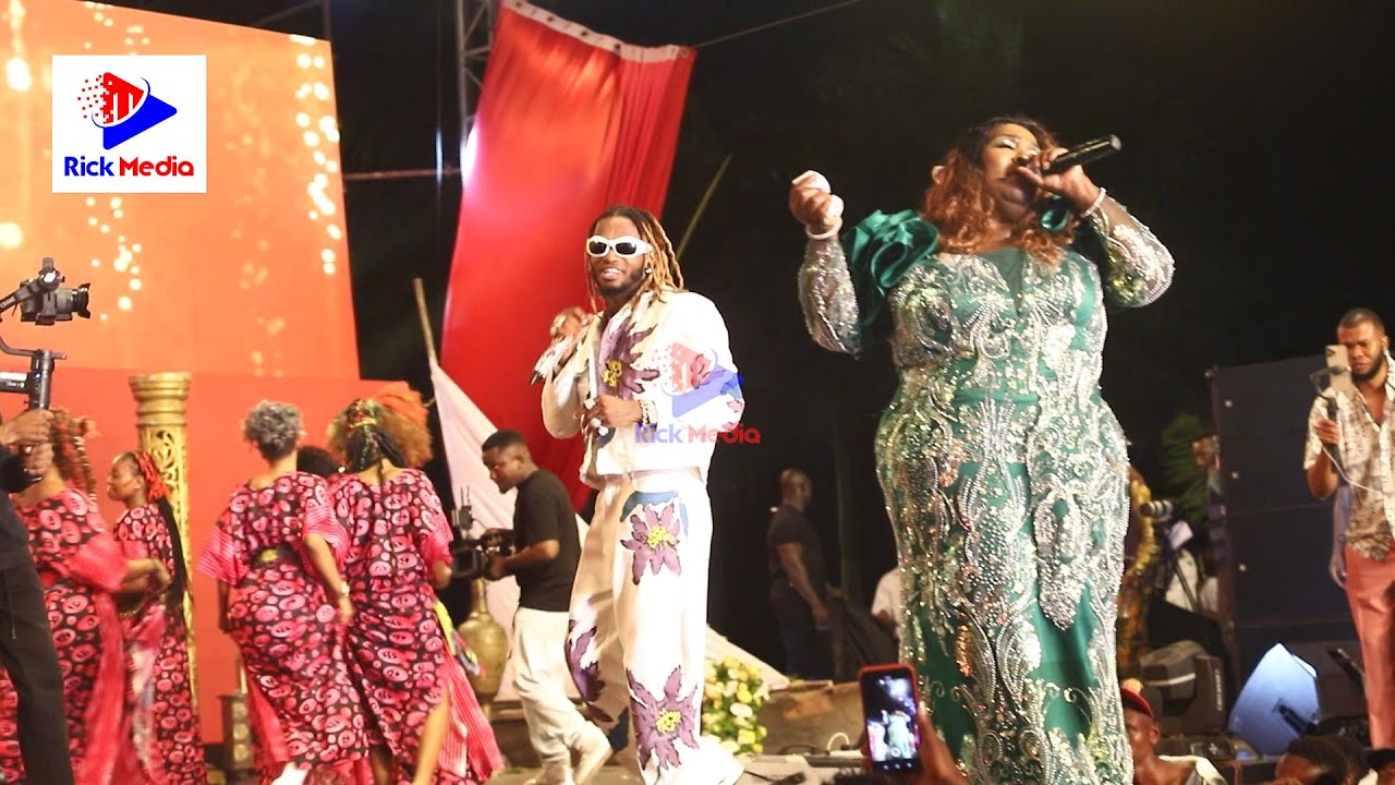 DIAMOND PLATNUMZ ashindwa kujizuia AMPANDISHA JUKWAANI MAMA ZUCHU - YouTube DIAMOND PLATNUMZ ashindwa kujizuia AMPANDISHA JUKWAANI MAMA ZUCHU - YouTube
