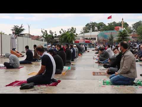 Kırşehir'de, Cuma Namazı Yağmur Altında Kılındı