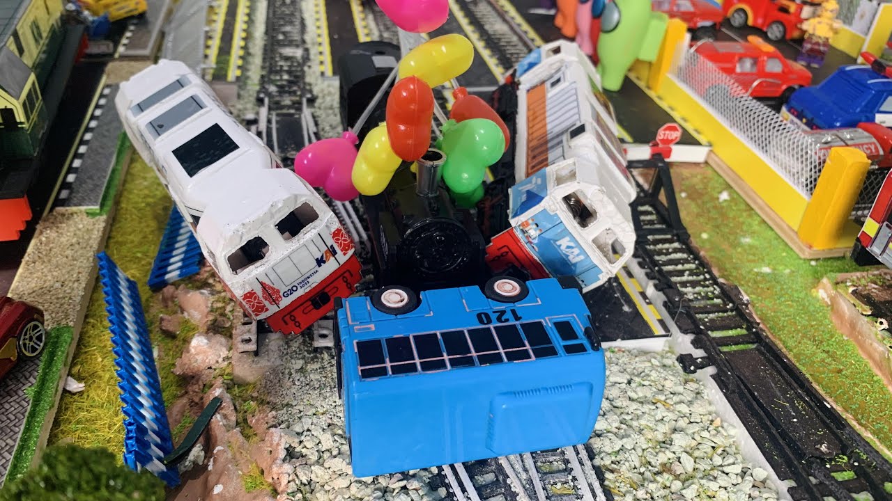 Merakit Kereta Api Membawa Lego,Kereta Uap Membawa Balon,Telur Kejutan ...