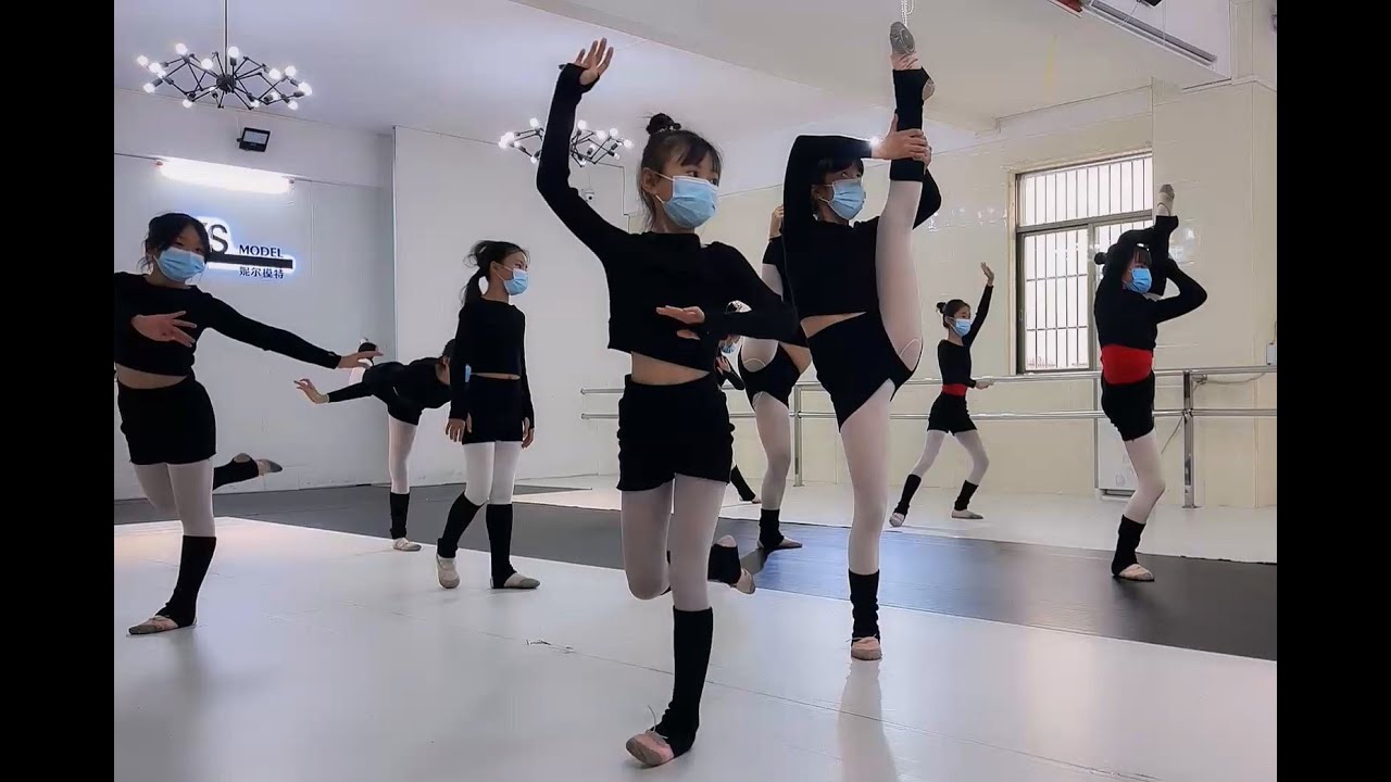 Wearing a mask to a dance class,戴着口罩上舞蹈课 YSYS - YouTube