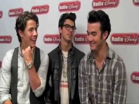 Jonas Brothers: Joe vs. Kevin's Hair??? (Legendado)