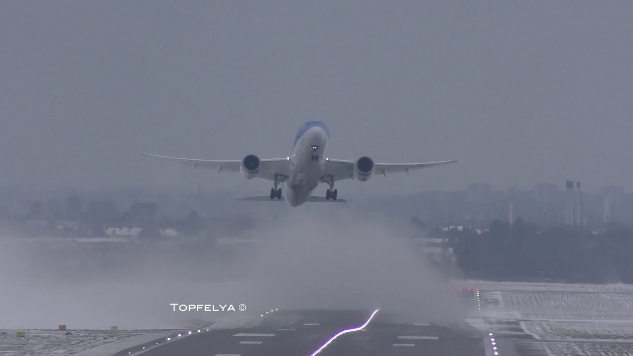 Being 787 pilots battling with crosswind Epic jet blast during takeoff ...