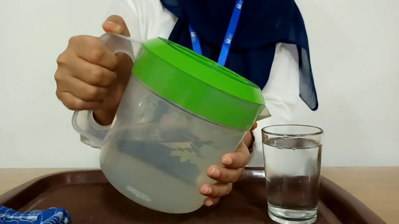 Menuang Air ke dalam Gelas - YouTube
