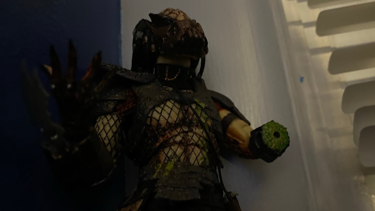 NECA ultimate battle damaged predator review - YouTube