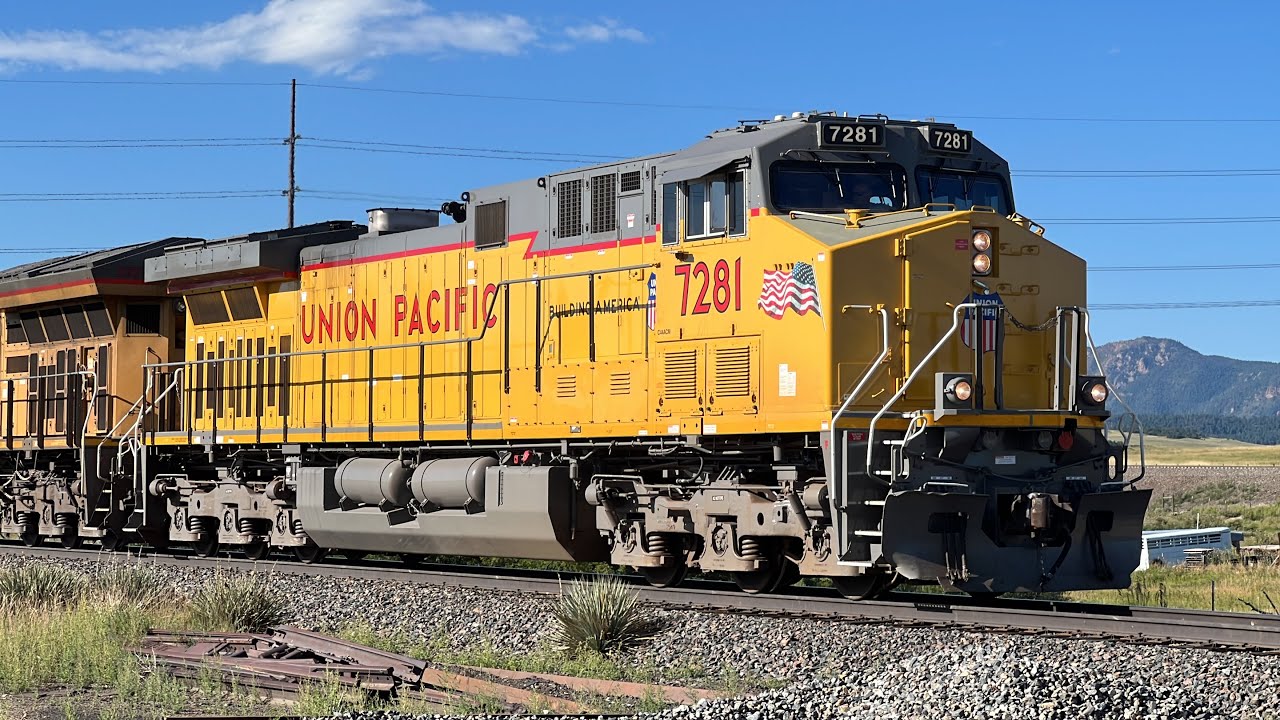 K124A! Clean New Scheme UP Leads a Welded Rail Train With a K124A Horn ...
