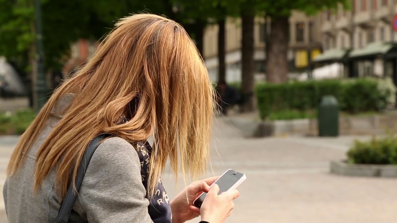 Free footage woman play handphone gratis digunakan - YouTube