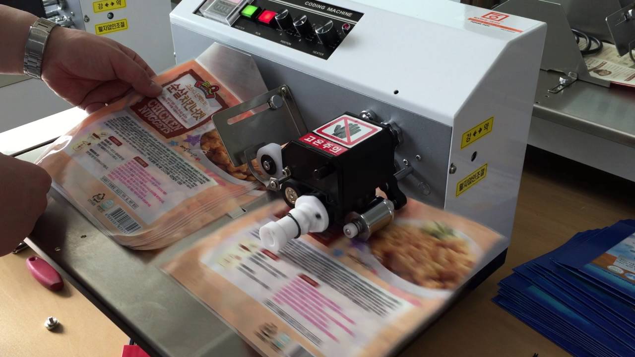 자동 날인기 PD-480E로 중형 비닐 파우치에 유통기한 날인 - YouTube