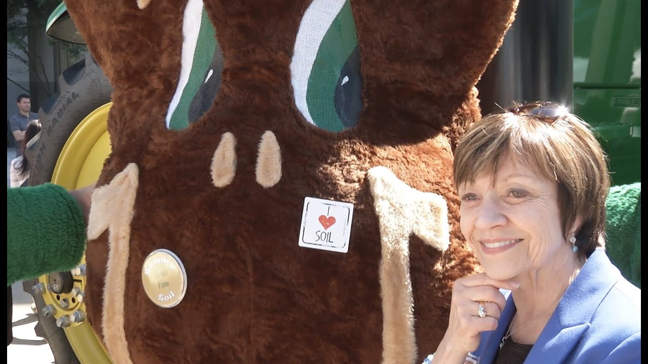 Secretary Ross meets Sammy Soil - YouTube