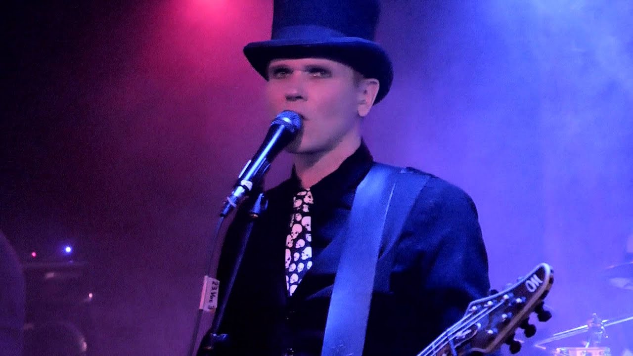 Johnny B. ja Pimeyden Ystävät - Kuunvalossa - YouTube